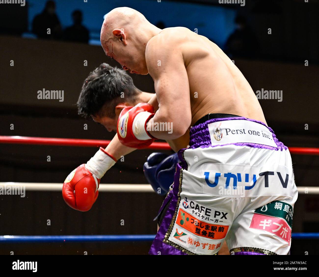 Tokyo, Japan. 10th Jan, 2023. Keisuke Matsumoto (red gloves) and Tom ...