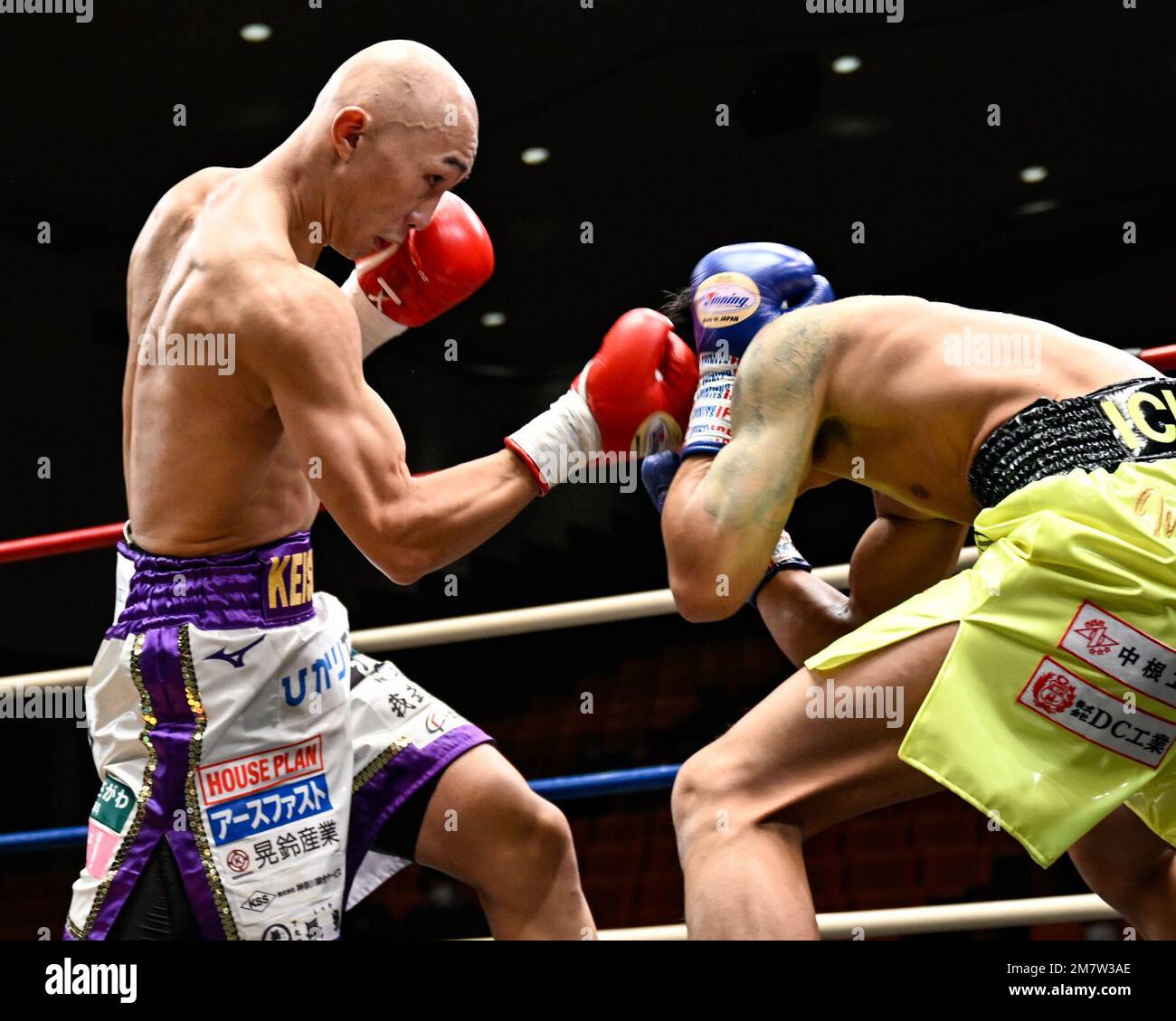 Tokyo, Japan. 10th Jan, 2023. Keisuke Matsumoto (red gloves) and Tom ...