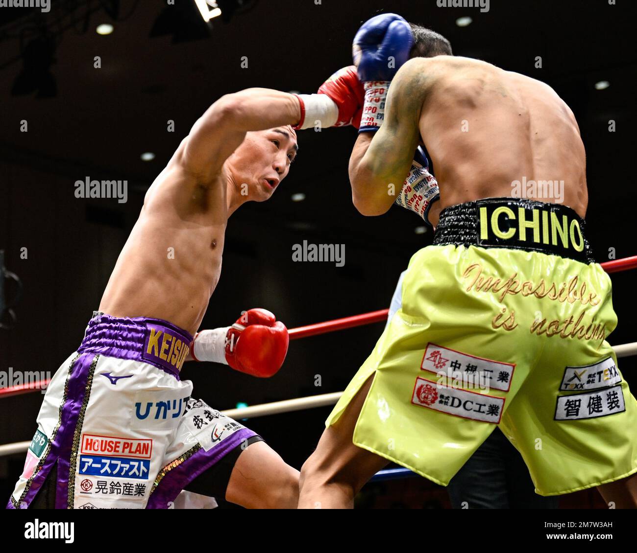 Tokyo, Japan. 10th Jan, 2023. Keisuke Matsumoto (red gloves) and Tom Hamaguchi (blue gloves ...