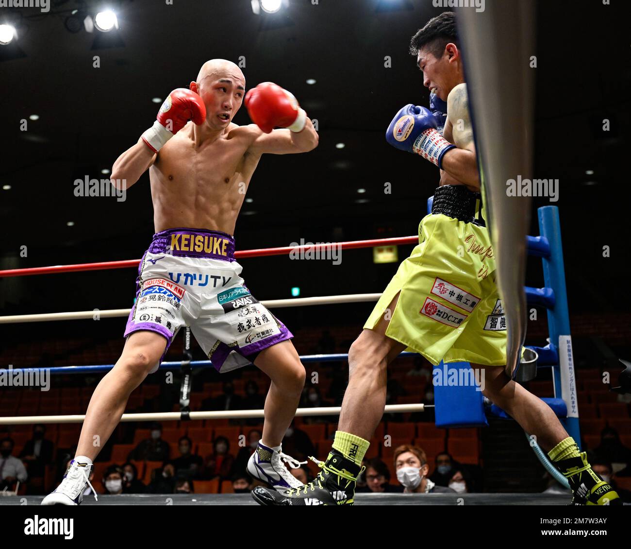 Tokyo, Japan. 10th Jan, 2023. Keisuke Matsumoto (red gloves) and Tom ...