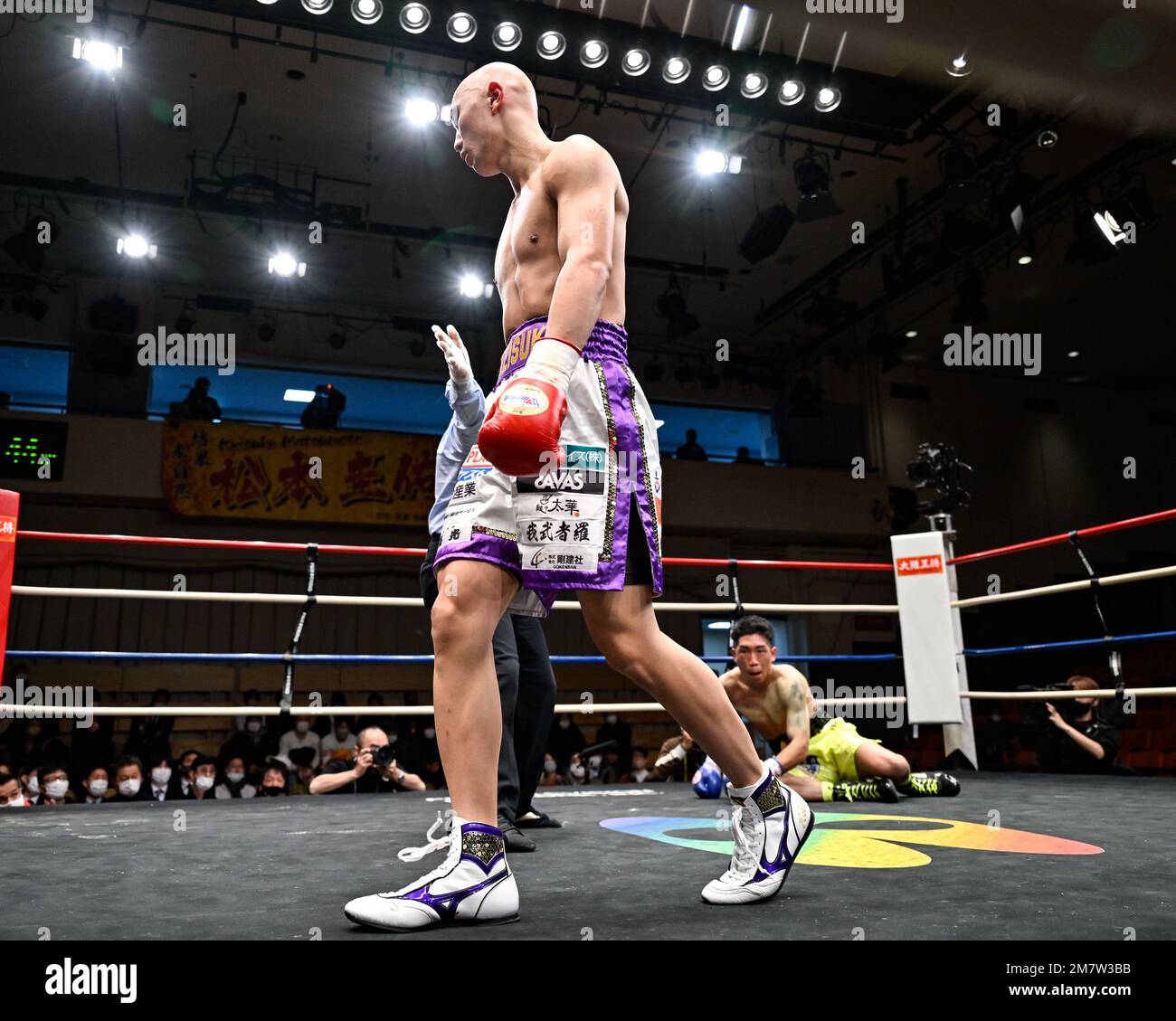 Tokyo, Japan. 10th Jan, 2023. Keisuke Matsumoto (red gloves) knocks ...