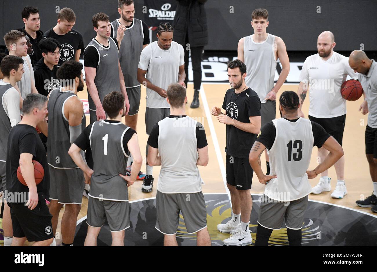 Hamburg, Germany. 02nd Jan, 2022. Basketball: PK of the Veolia Towers ...