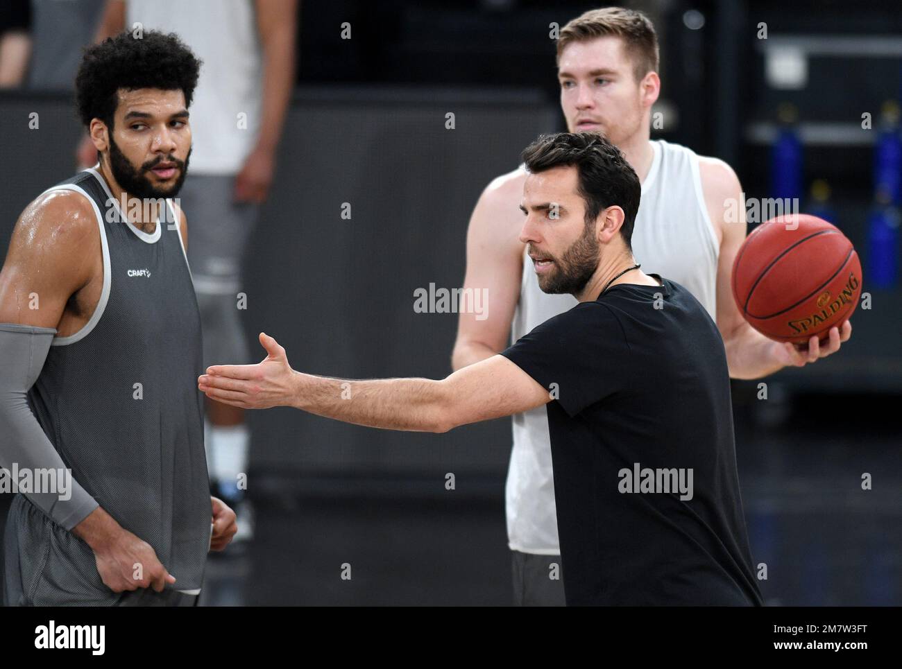 Hamburg, Germany. 02nd Jan, 2022. Basketball: PK of the Veolia Towers ...