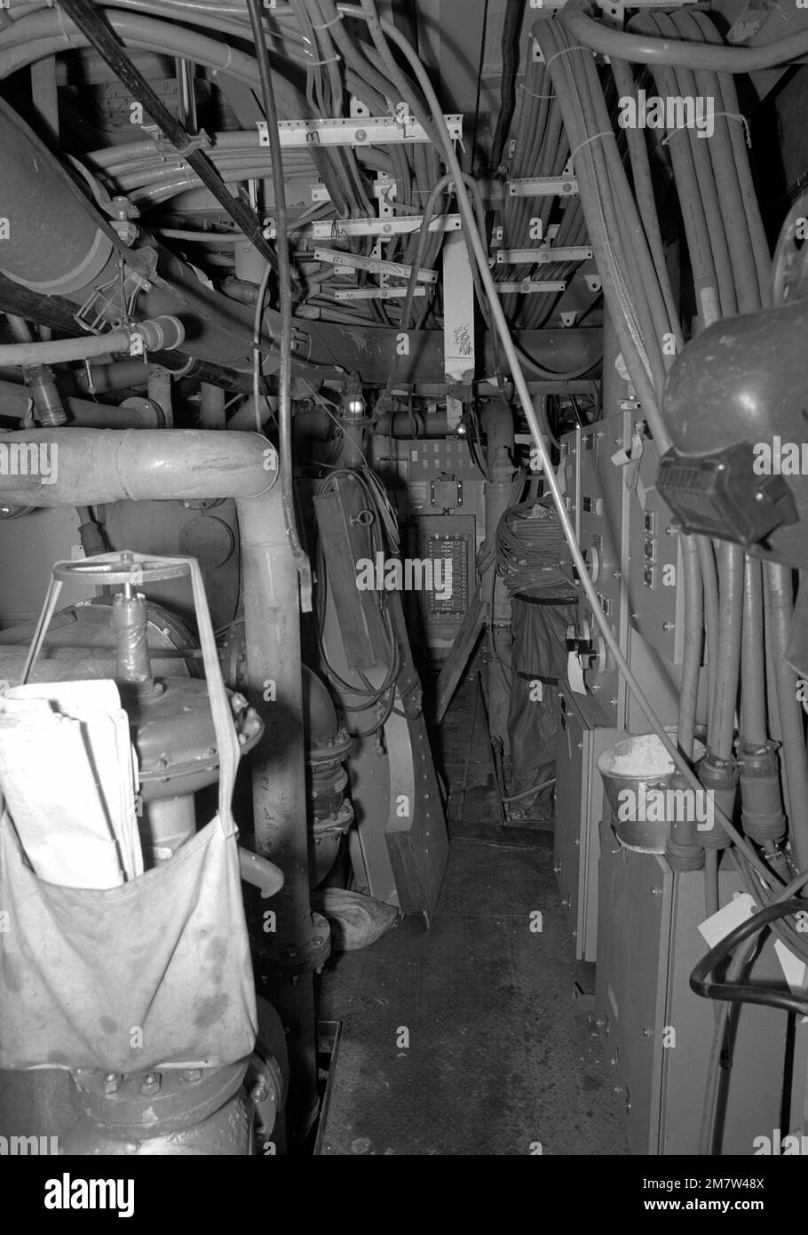 The lower level engine room aboard the guided missile frigate UNDERWOOD ...