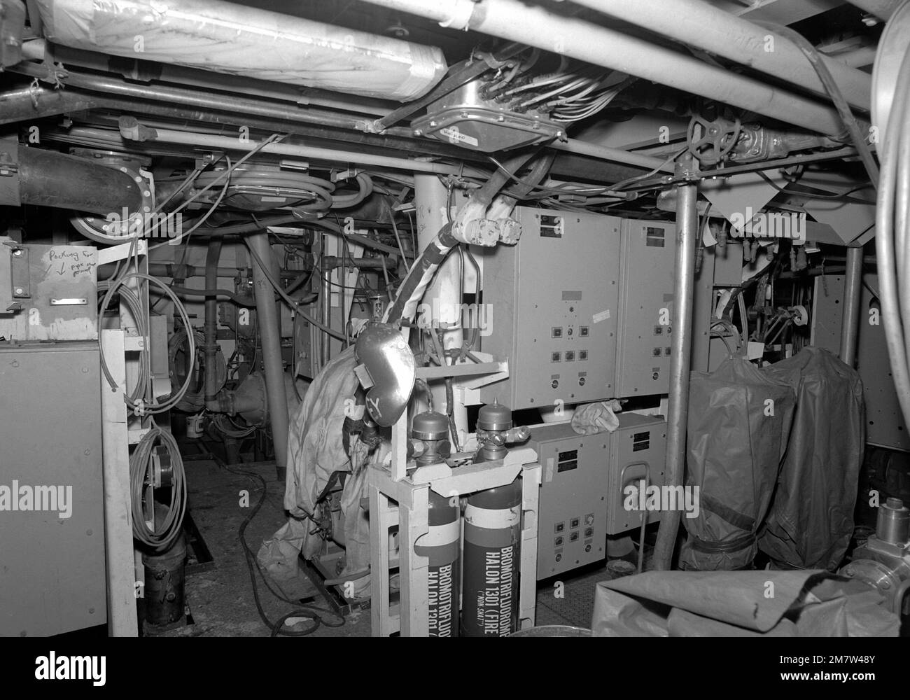 The lower level engine room aboard the guided missile frigate UNDERWOOD ...