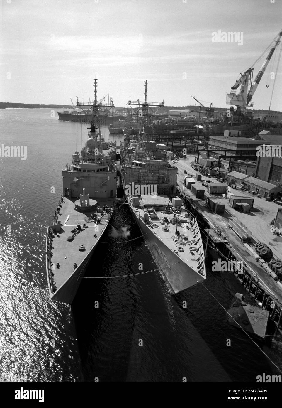 An elevated bow view of the guided missile frigates UNDERWOOD (FFG-36 ...