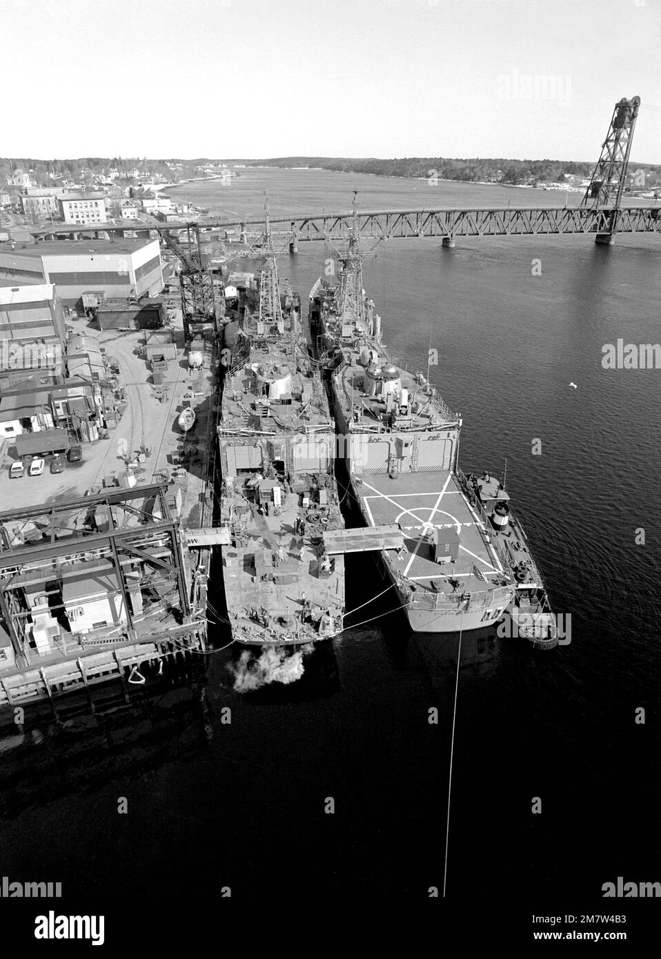 An elevated stern view of the guided missile frigates UNDERWOOD (FFG-36 ...