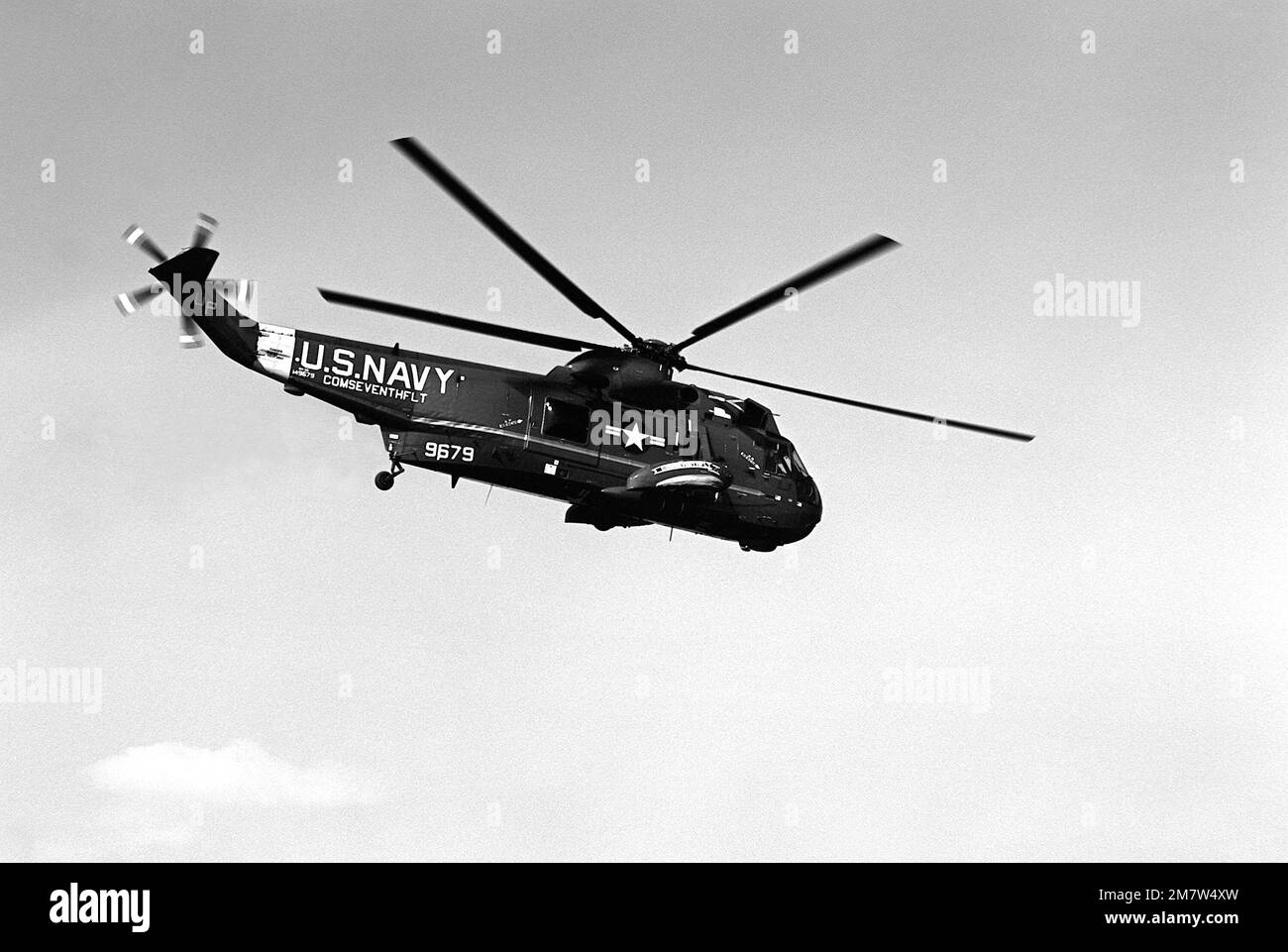 An SH-3A Sea King helicopter, carrying the commander of the 7th Fleet ...
