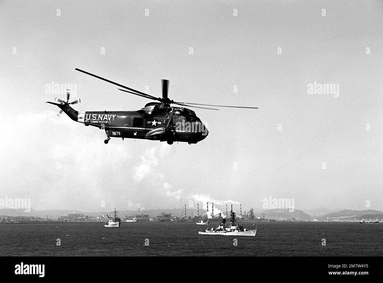 An SH-3A Sea King helicopter, carrying the commander of the 7th Fleet ...