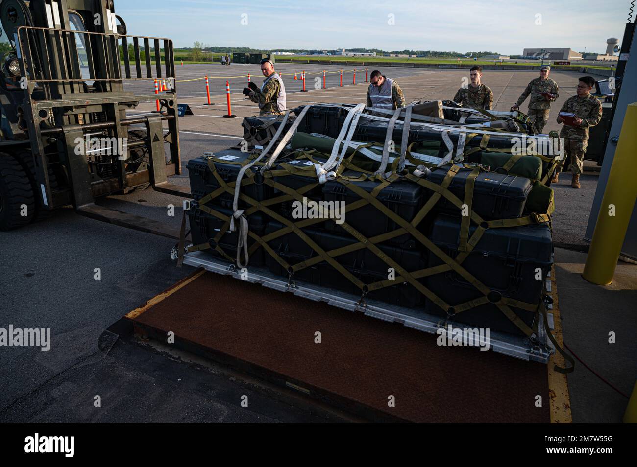 Pennsylvania Air National Guardsmen assigned to the 171st Air Refueling ...
