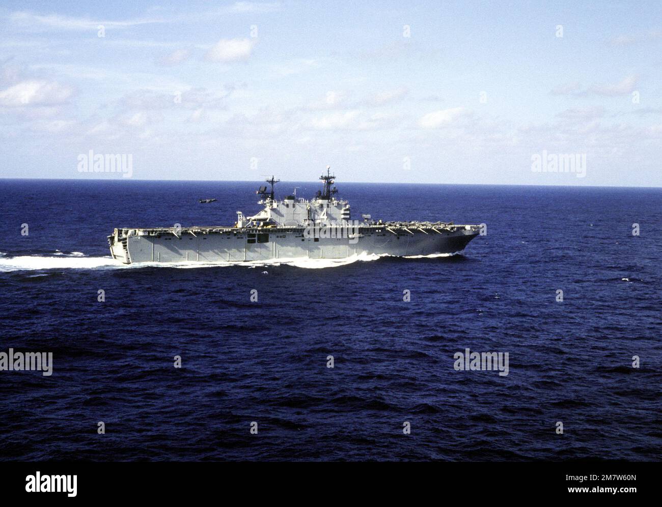 A starboard beam view of the amphibious assault ship USS NASSAU (LHA-4 ...