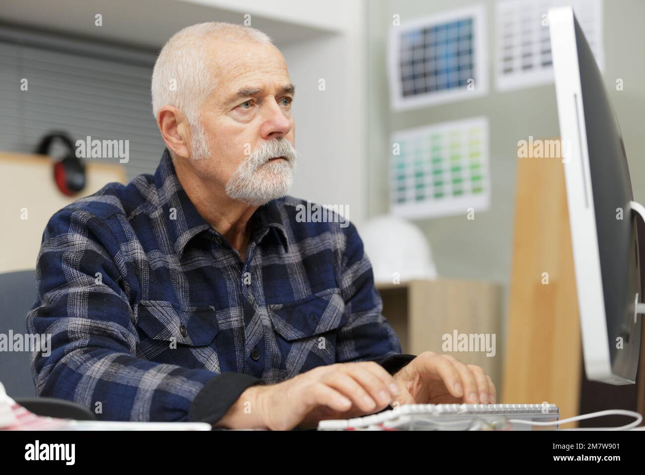 Mistake computer senior hi-res stock photography and images - Alamy