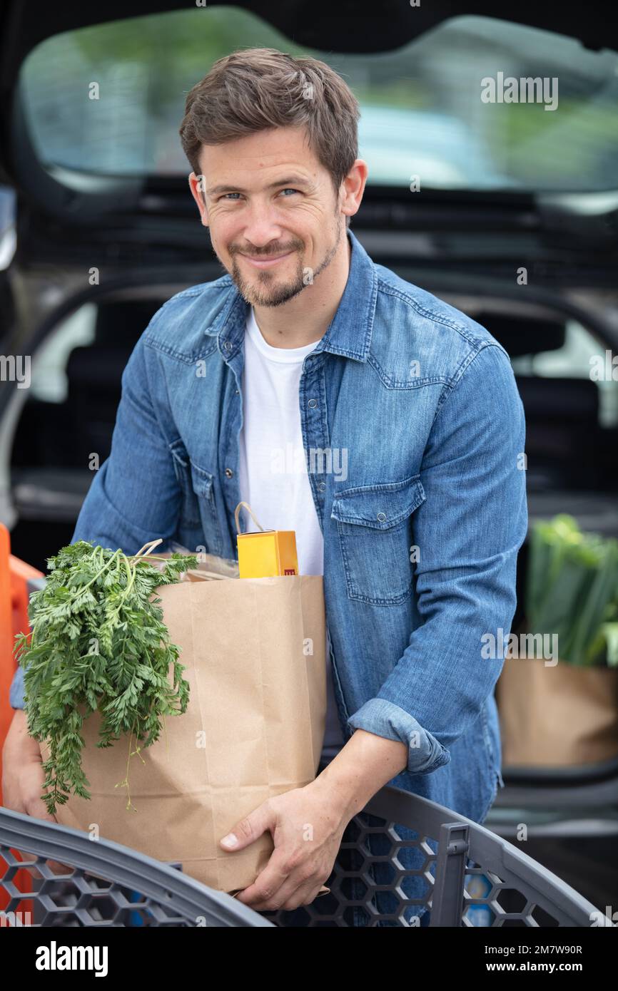 man loading groceries into his car Stock Photo - Alamy