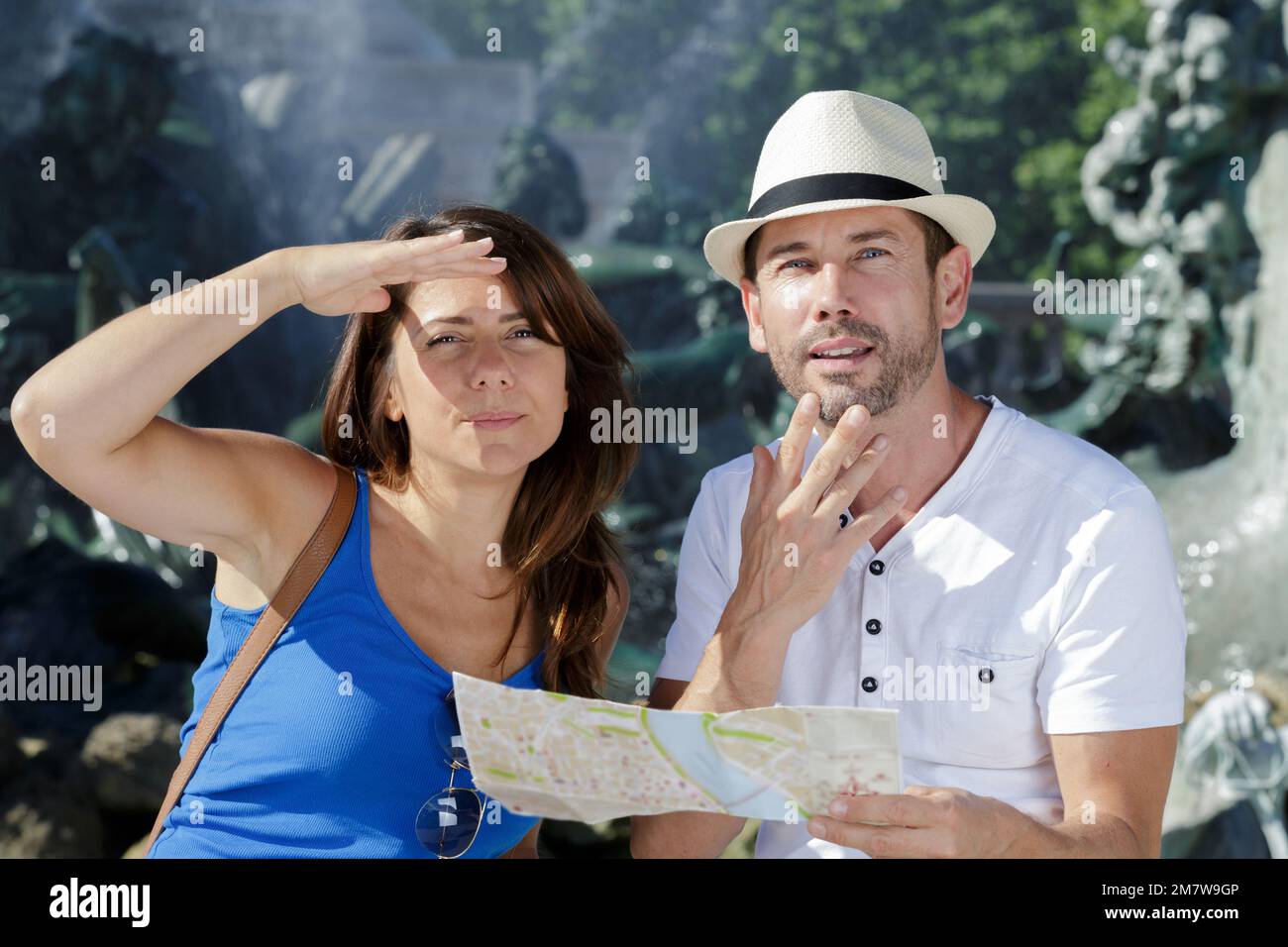 a couple of tourists reading a map Stock Photo - Alamy