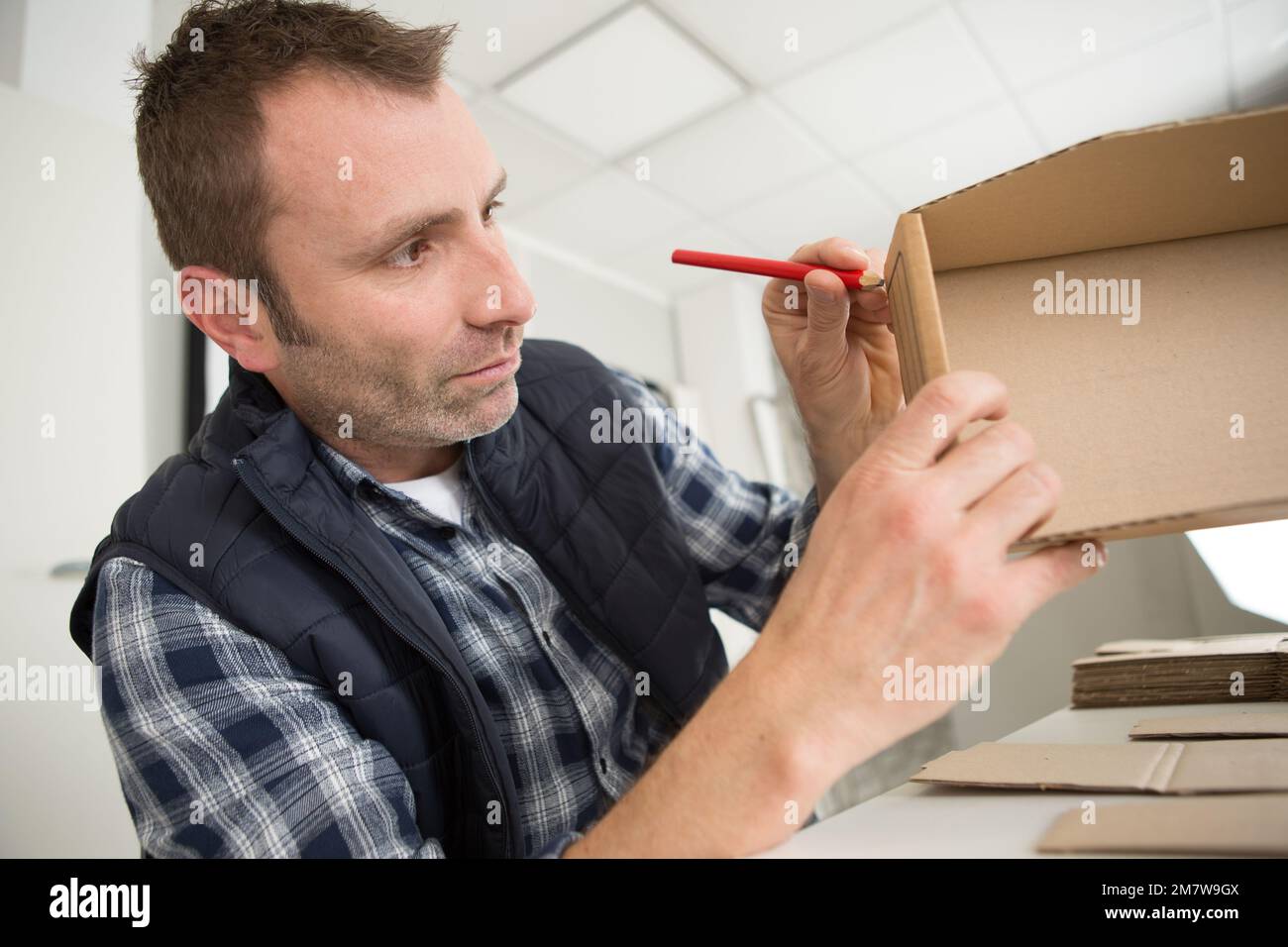 man filling out a questionnaire Stock Photo - Alamy