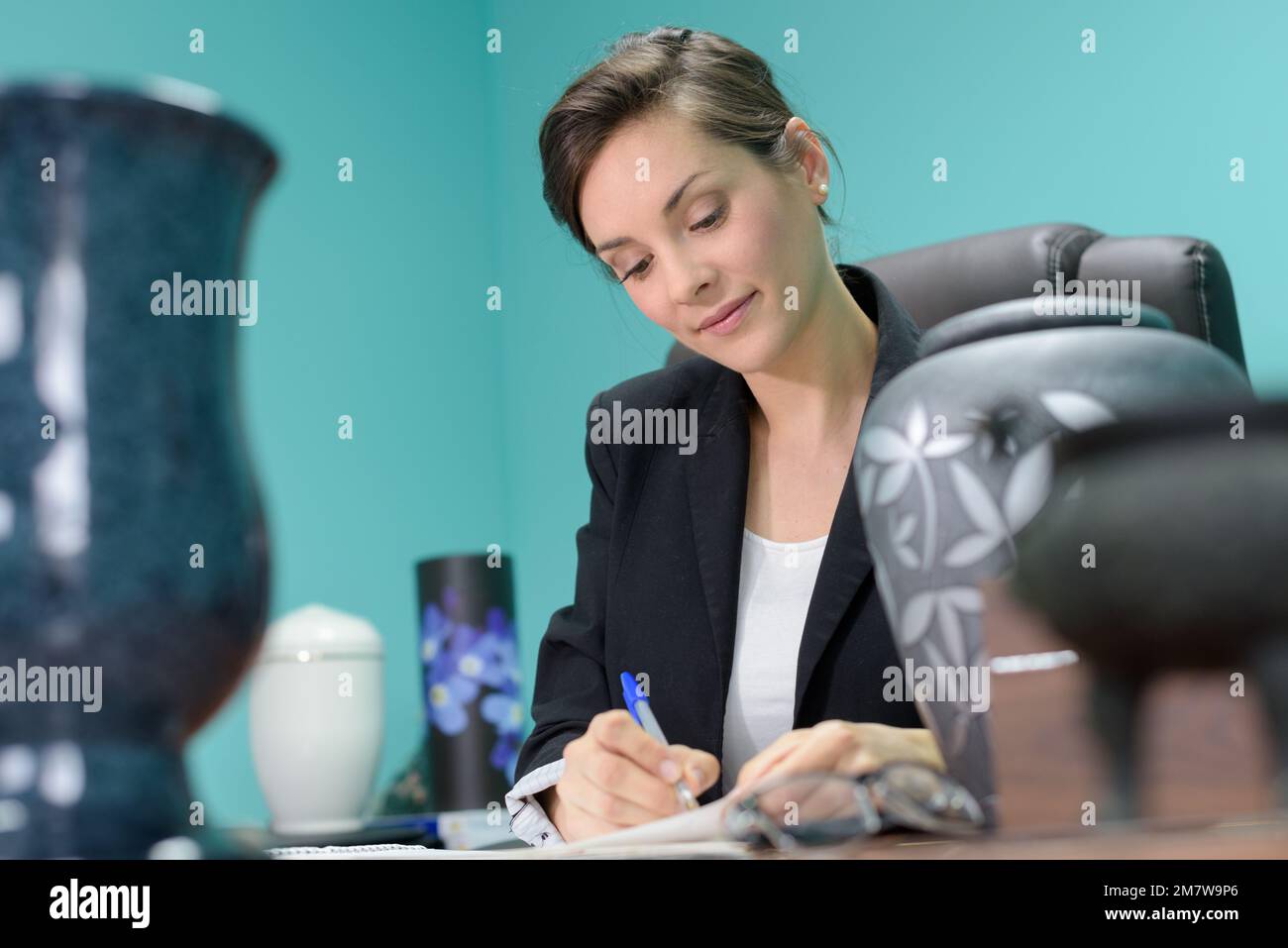 Female funeral hi-res stock photography and images - Alamy