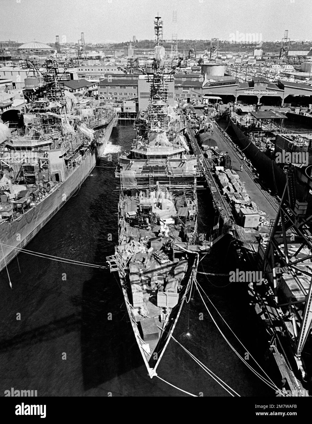 A bow view of the guided missile frigate USS CROMMELIN (FFG 37) at 60 ...