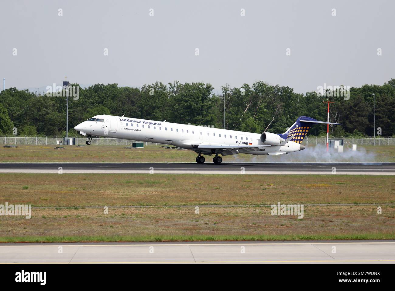 Airplanes on landing / takeoff Stock Photo - Alamy