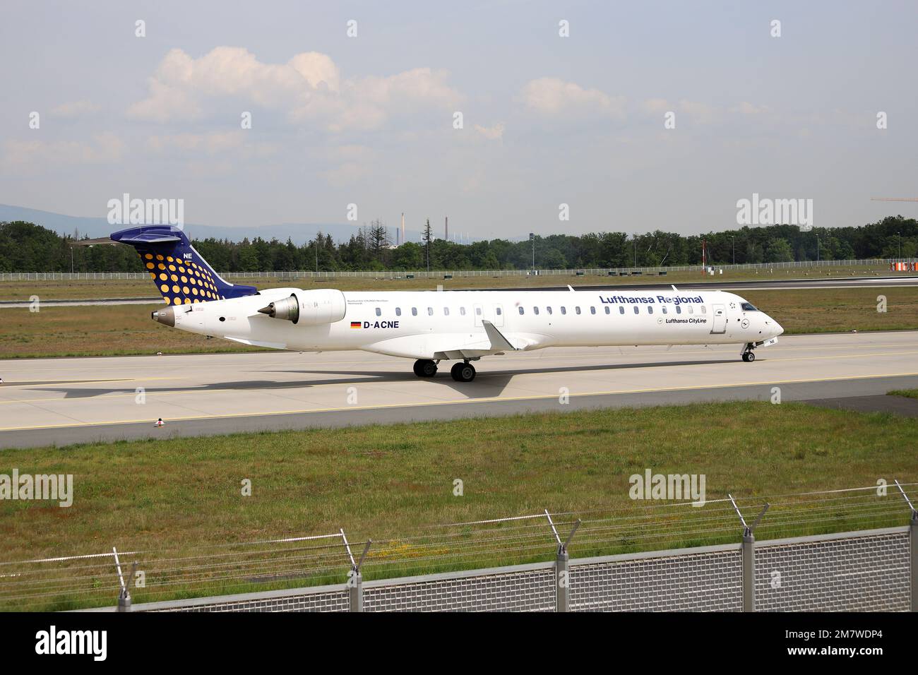 Airplanes on landing / takeoff Stock Photo - Alamy