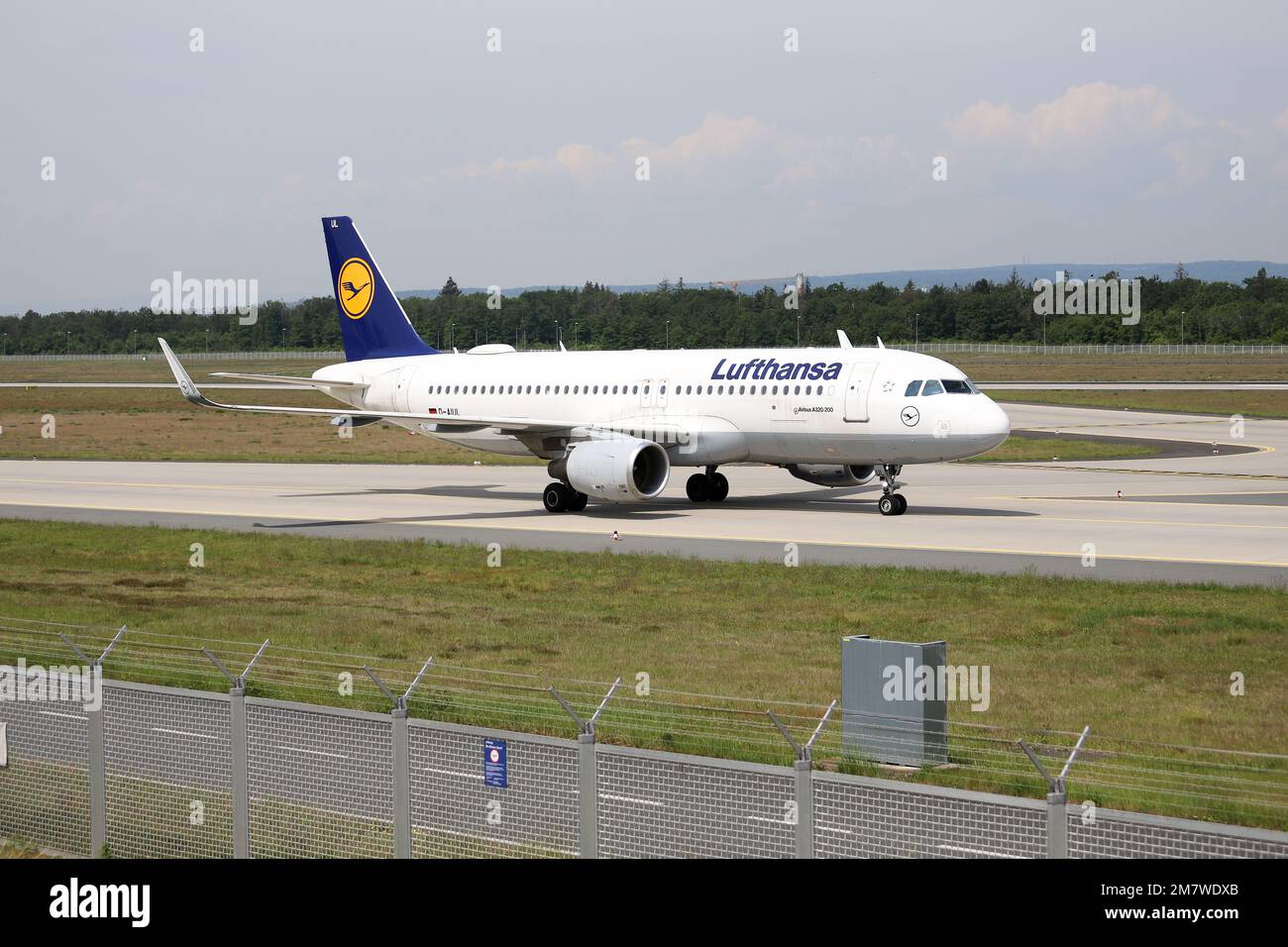 Airplanes on landing / takeoff Stock Photo - Alamy