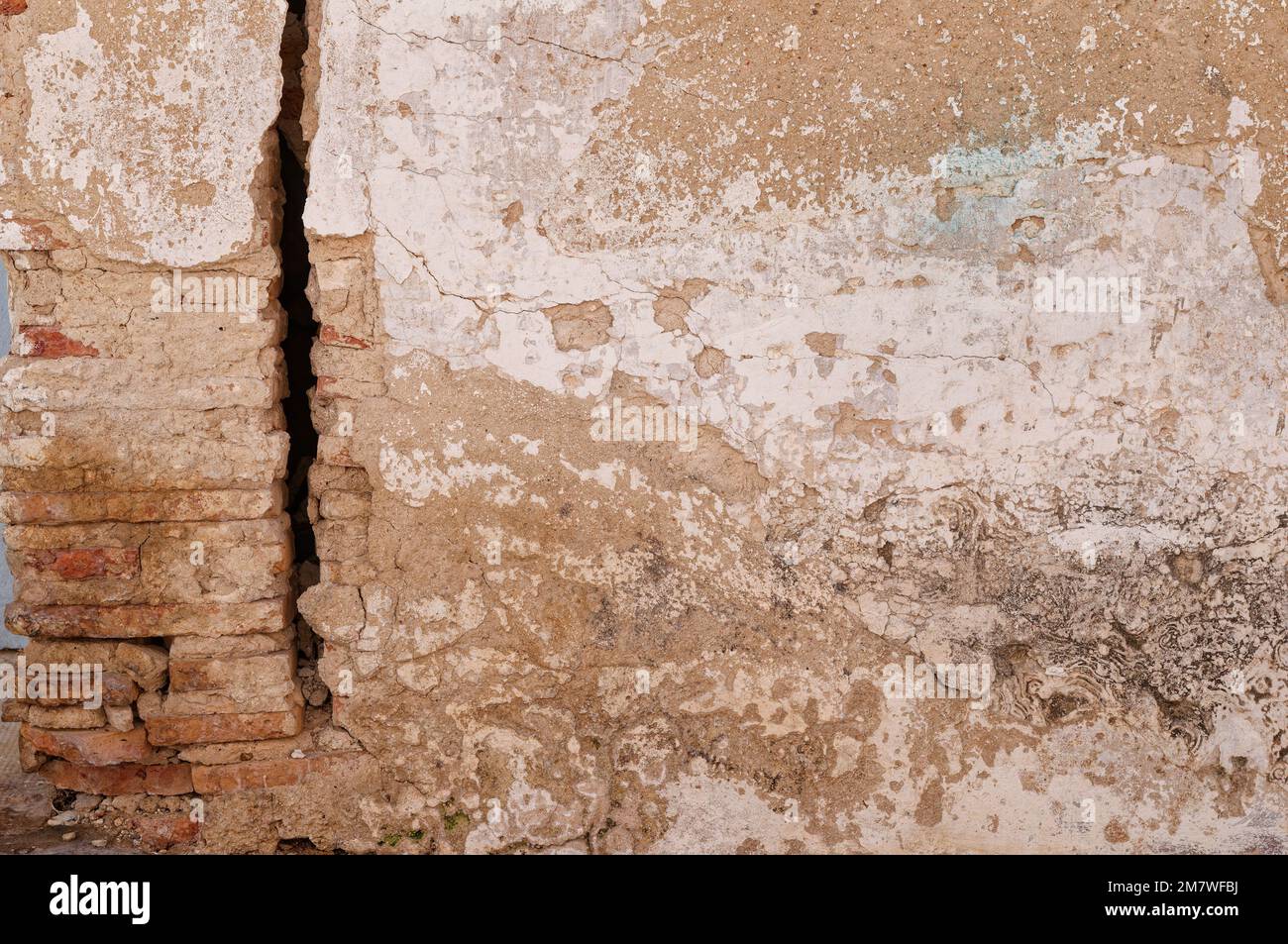 A old wall with large crack and peeling plaster Stock Photo - Alamy
