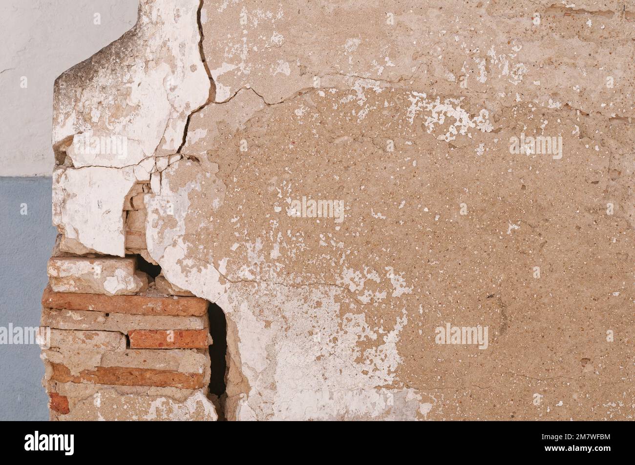 A old wall with large crack and peeling plaster Stock Photo - Alamy