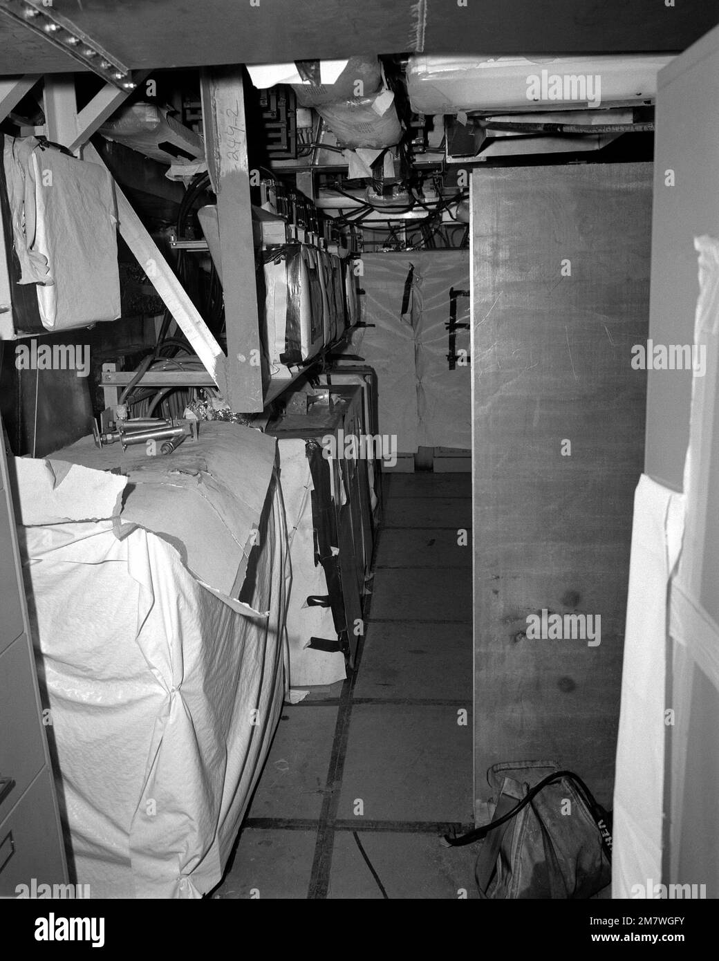 Spruance class destroyer Black and White Stock Photos & Images - Alamy