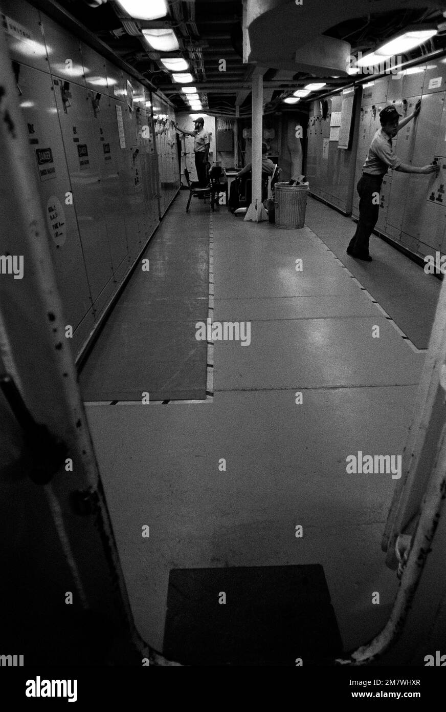 Engineers energize rigs for underway replenishment at the Winch Motor ...