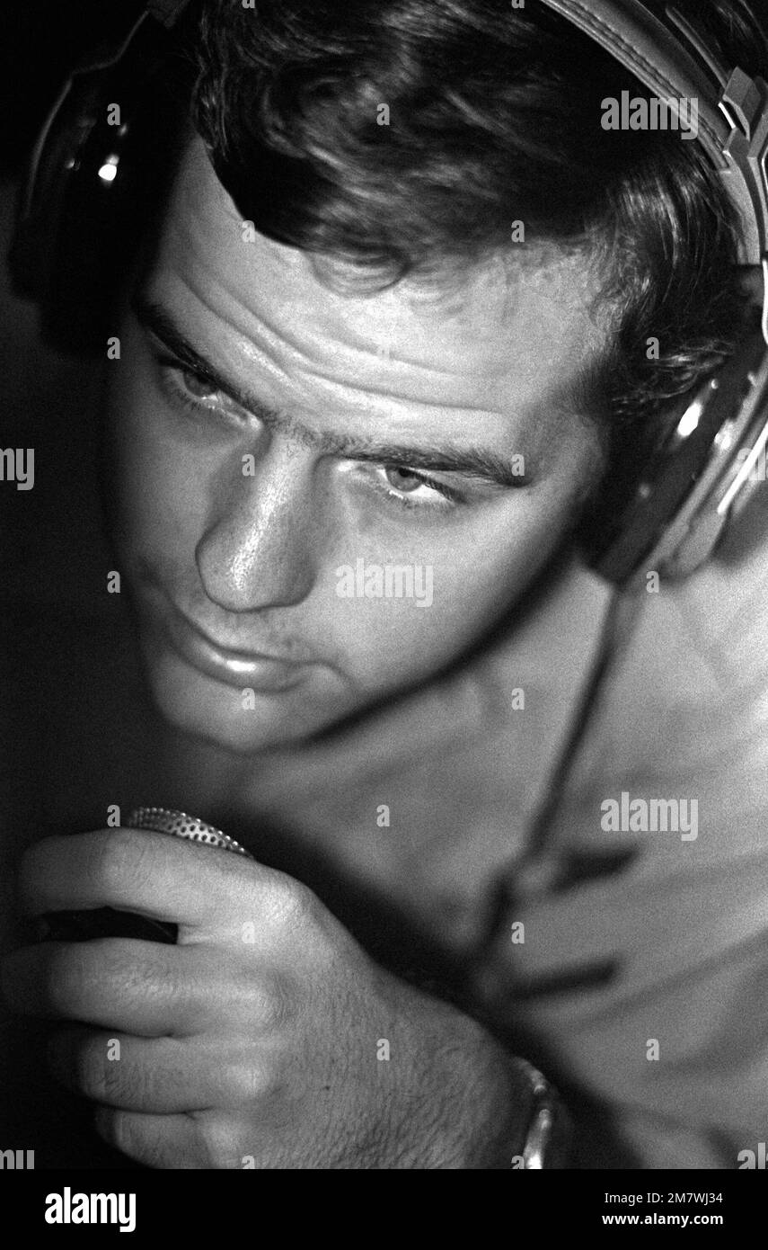 Sonar Technician (Surface) 2nd Class Donald Arbo contacts the bridge ...