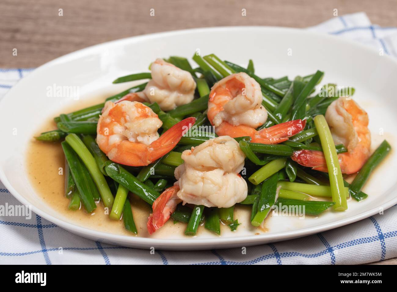 Onion Flower Stem Stir Fried Shrimp with Oyster Sauce Stock Photo - Alamy