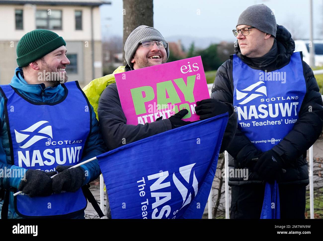 Members of the EIS and NASUWT unions, join the picket line at ...