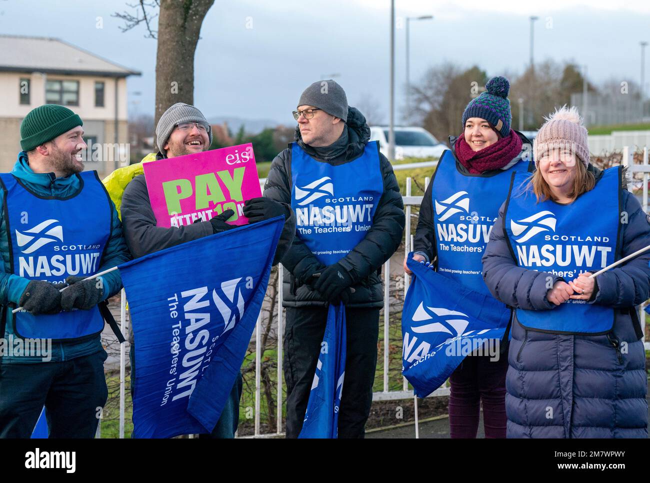 Members of the EIS and NASUWT unions, join the picket line at ...