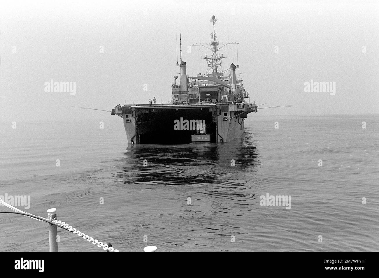 Stern view of the amphibious transport dock USS NASHVILLE (LPD-13 ...