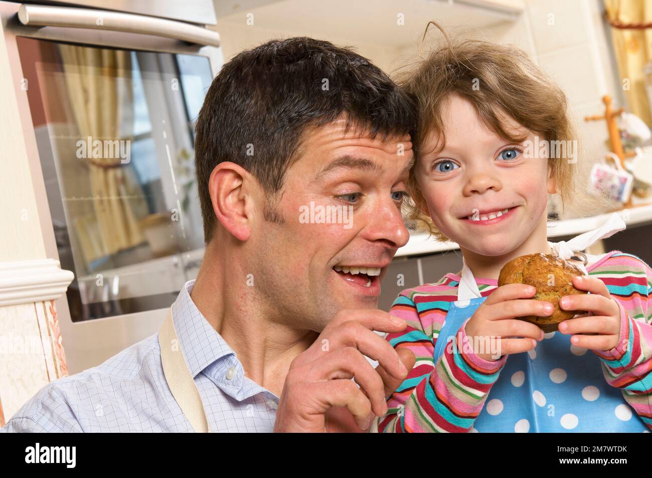 Dad and daughter baking cakes together hi-res stock photography and images - Alamy