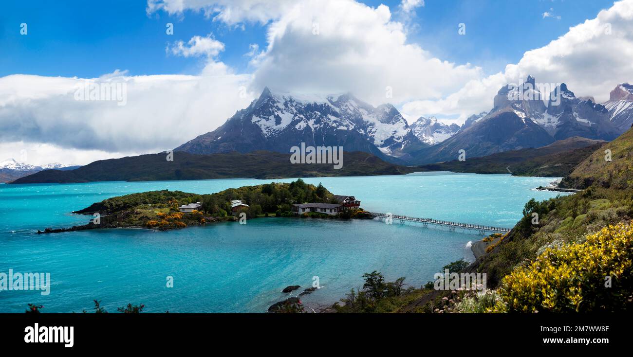 Lake Pehoé front The Horns mountain Stock Photo - Alamy
