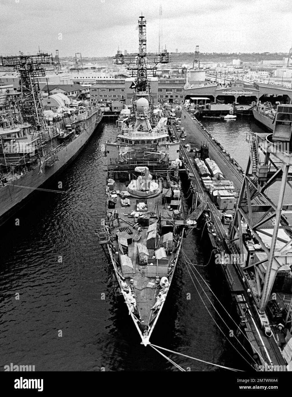 A bow view of the guided missile frigate USS CROMMELIN (FFG 37) at 70 ...