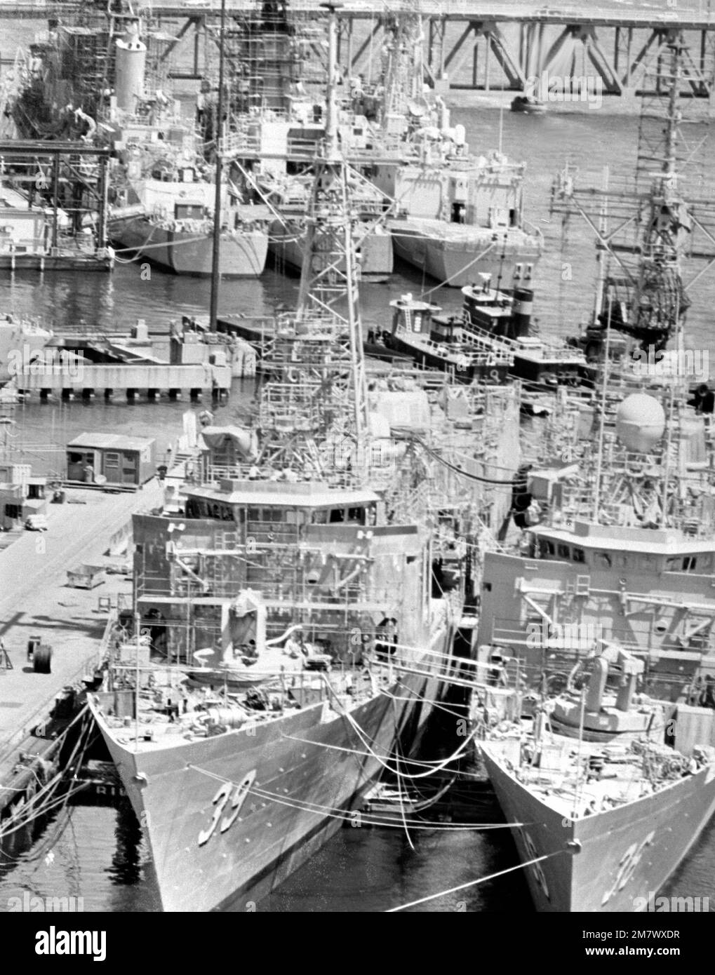 An elevated bow view of the guided missile frigates UNDERWOOD (FFG-36 ...
