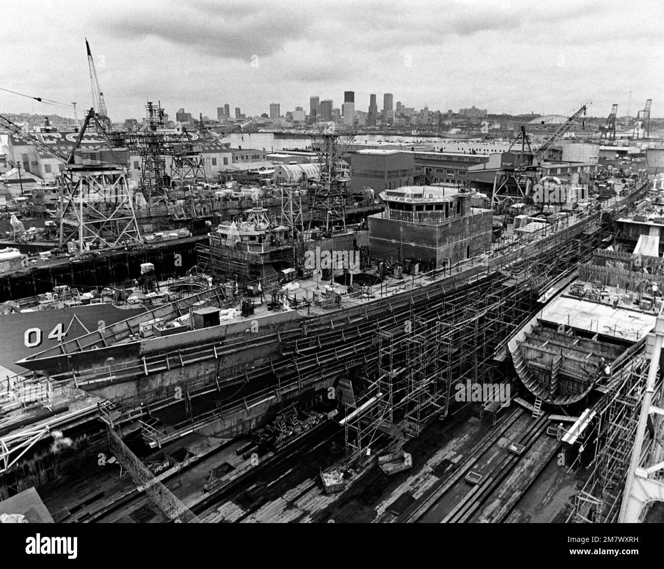 A port bow view of the guided missile frigate USS VANDERGRIFT (FFG 48 ...