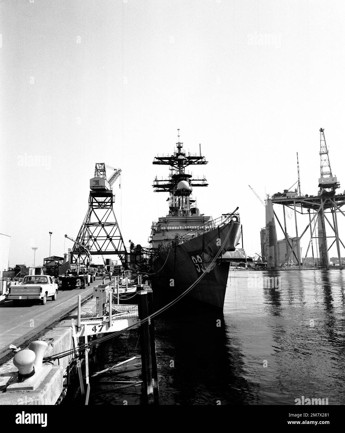 Starboard bow view spruance class hi-res stock photography and images ...