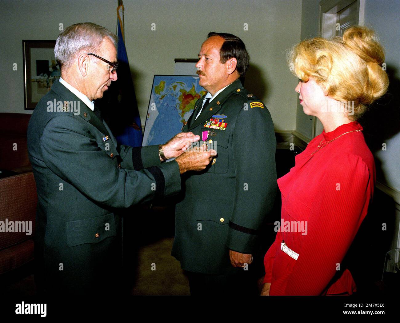 General John W. Vessey, Chairman of the Joint Chiefs of STAFF, presents ...