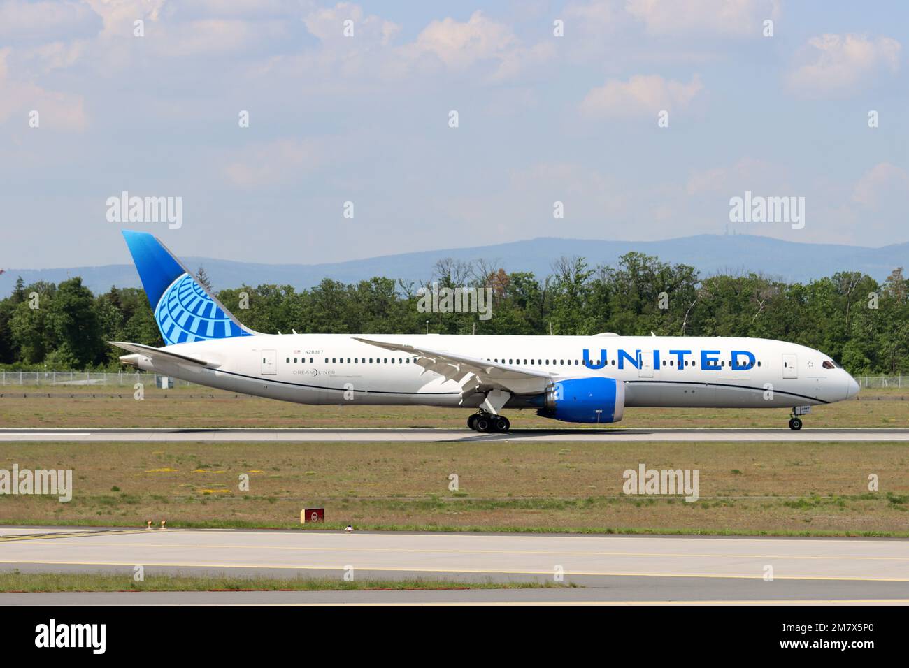 Airplanes on landing / takeoff Stock Photo - Alamy