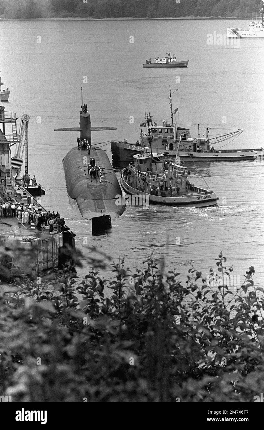 A bow view of the nuclear-powered strategic missile submarine USS OHIO ...