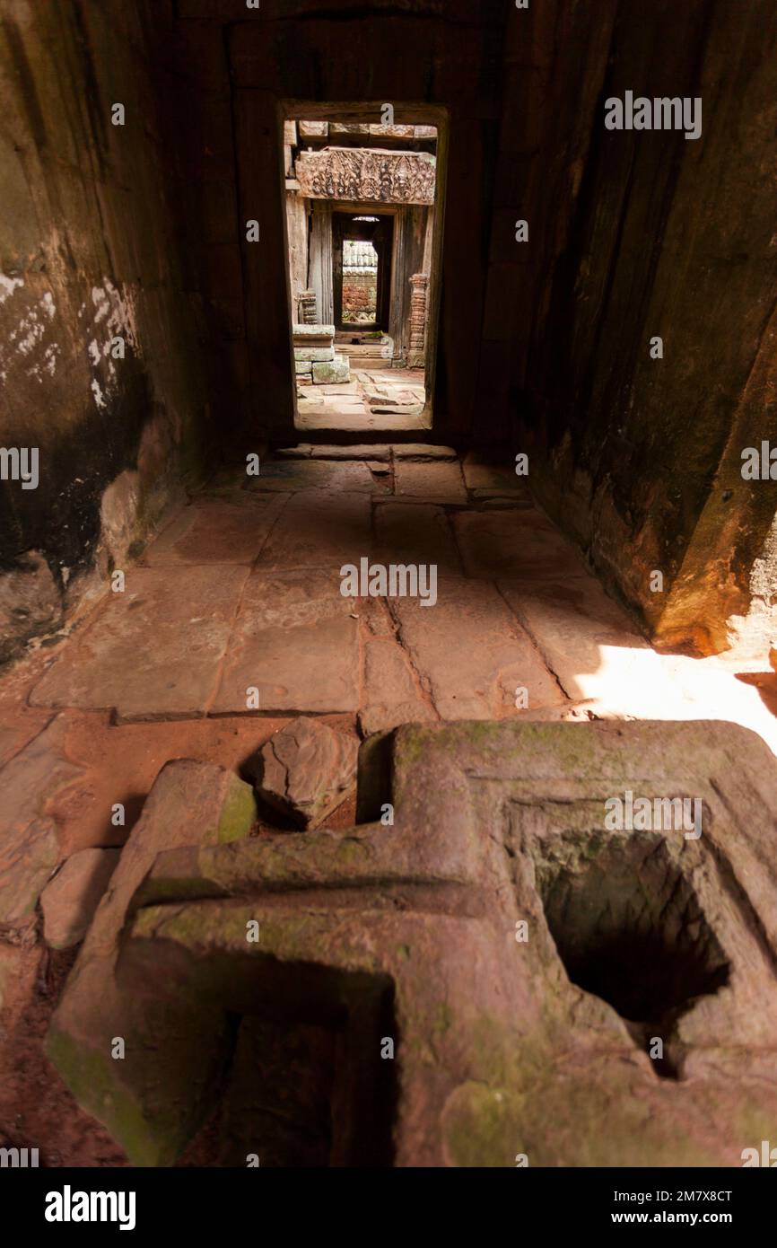 Altar inside the temple of Angkor Wat Stock Photo - Alamy