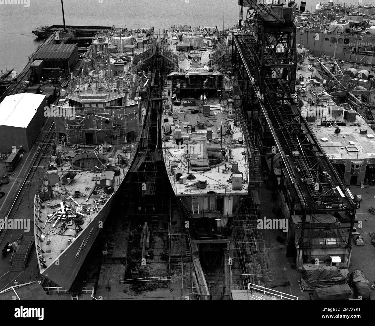The port bow view of the guided missile frigate KLAKRING (FFG-42), left ...