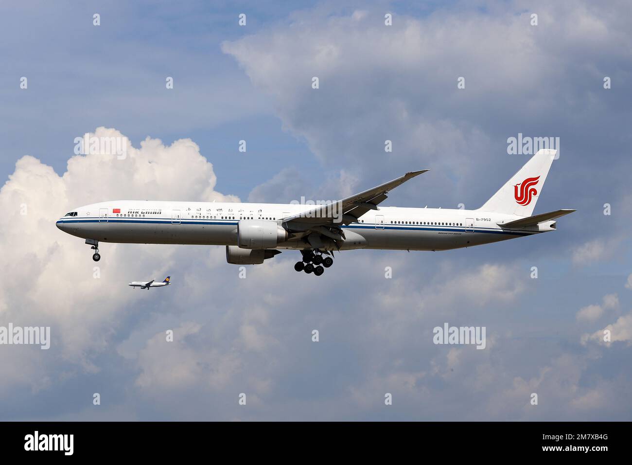 Airplanes on landing / takeoff Stock Photo - Alamy