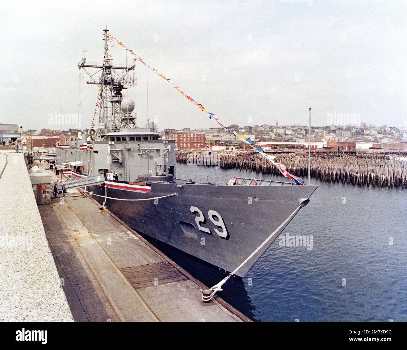 Starboard bow view of the guided missile frigate STEPHEN W. GROVES (FFG ...