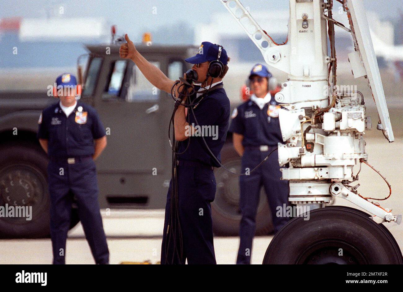 Ground crew signals hi-res stock photography and images - Alamy