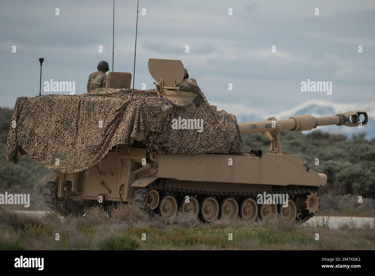 An Idaho Army National Guard M109A6 Paladin from the 148th Field ...