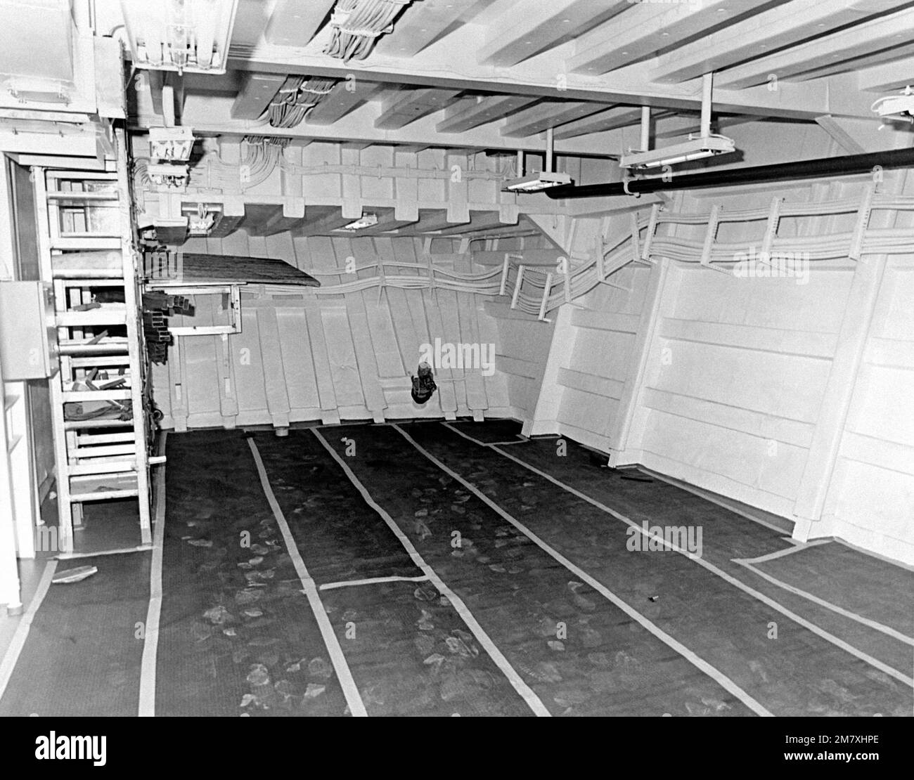 Uss crommelin ffg 37 Black and White Stock Photos & Images - Alamy