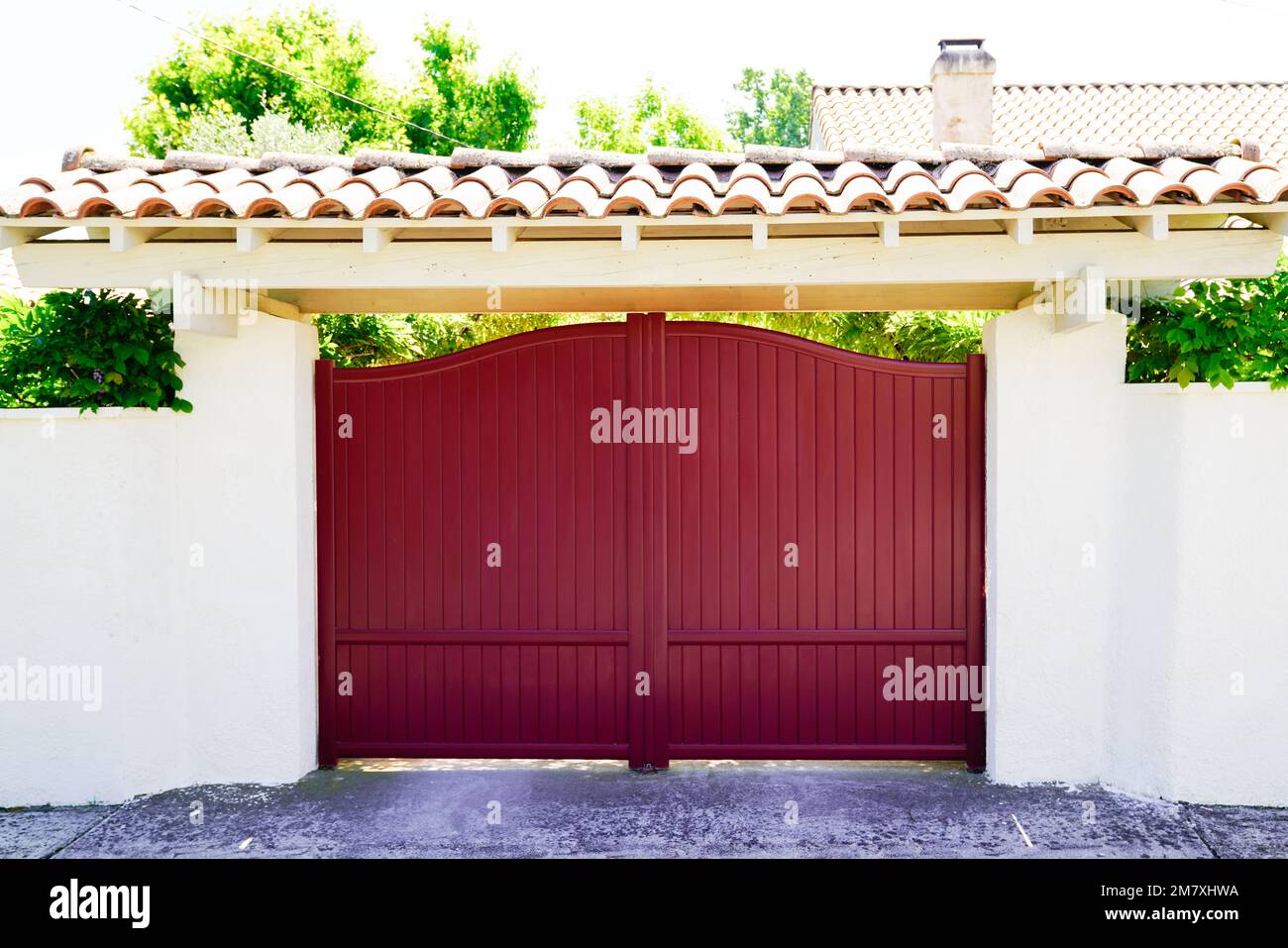 red design home metal aluminum gate of modern house Stock Photo - Alamy